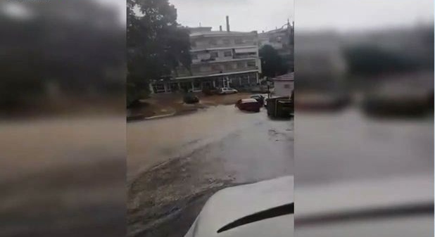 Πλημμυρισμένοι δρόμοι σε Χαλκιδική, Πτολεμαΐδα (vid) - AllAboutARIS.gr
