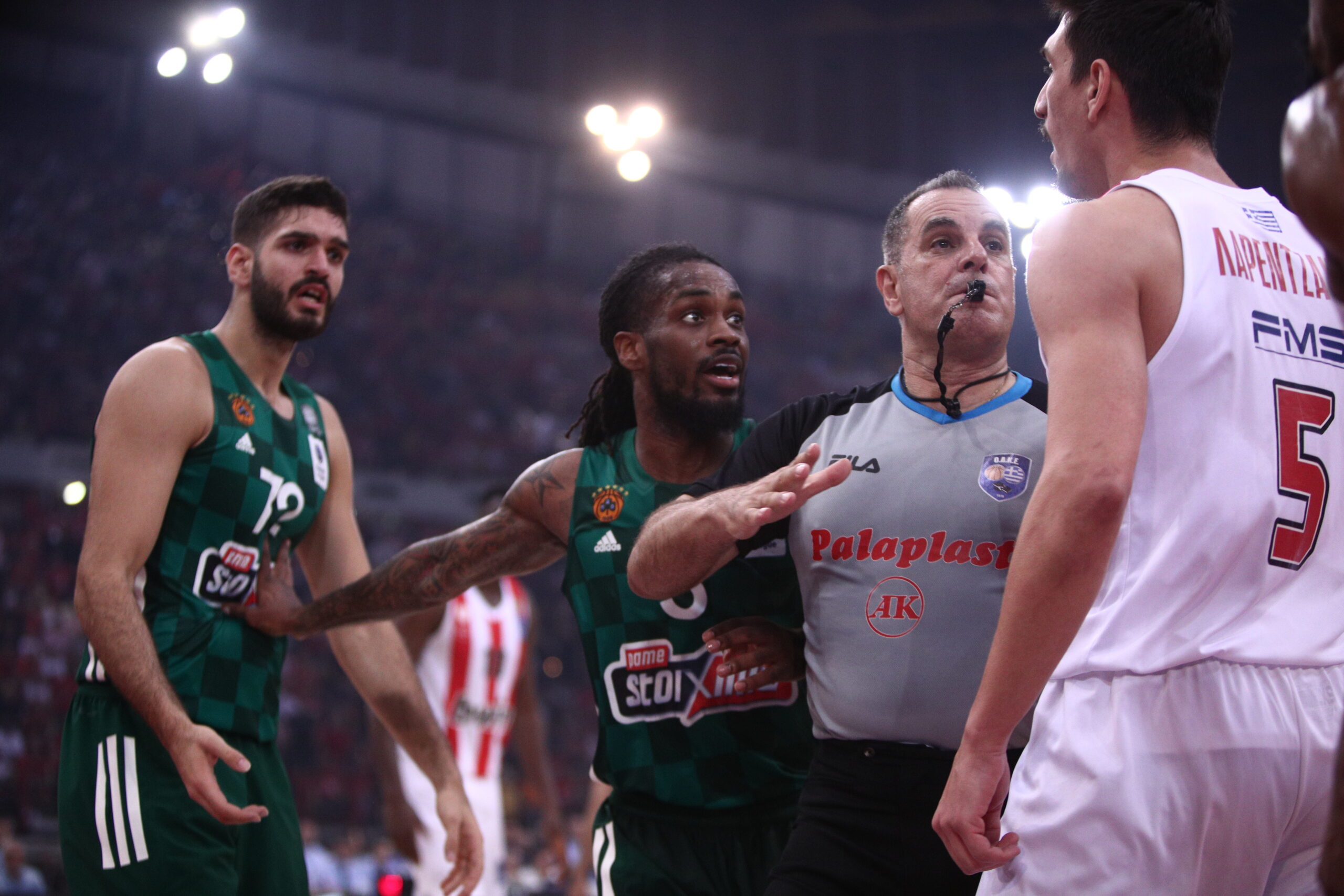 Ολυμπιακός-Παναθηναϊκός: "Άναψαν τα αίματα" ανάμεσα σε ΜακΚίσικ και ...