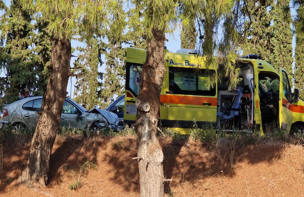 ΣΥΜΒΑΙΝΕΙ ΤΩΡΑ-ΑΠΟΚΛΕΙΣΤΙΚΟ: Σοβαρό τροχαίο στην Καρδία (vids&pics ...