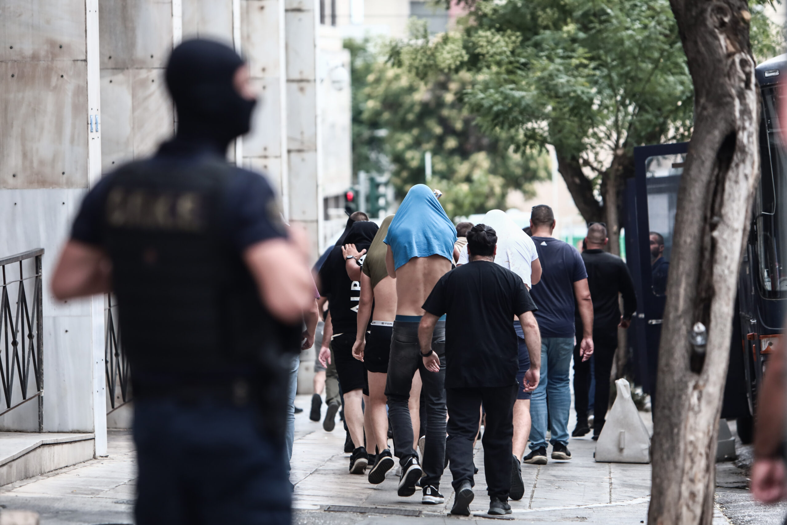 Νέα Φιλαδέλφεια: Ρόπαλα και στειλιάρι βρέθηκαν στο σπίτι του Έλληνα ...