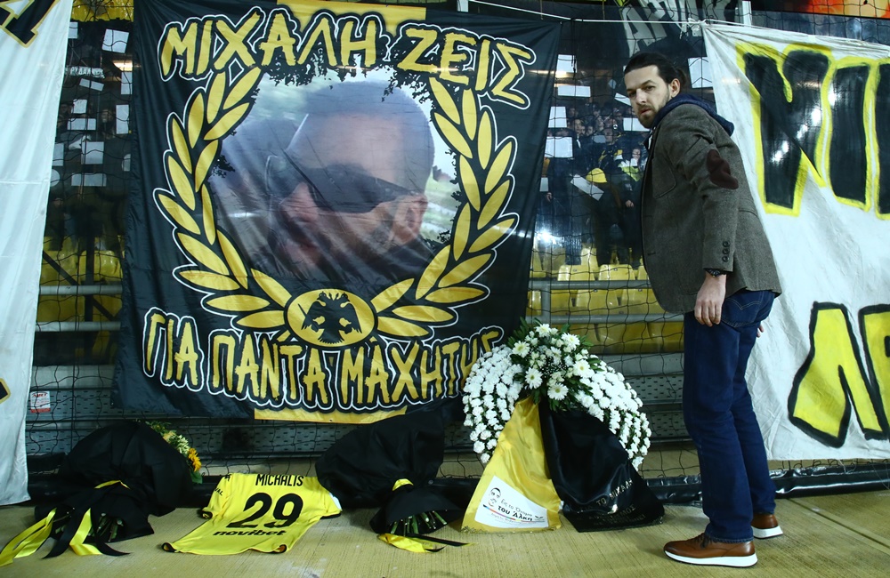 Συγκίνηση με την δομή «Εις το όνομα του Άλκη» να καταθέτει στεφάνι (vid ...