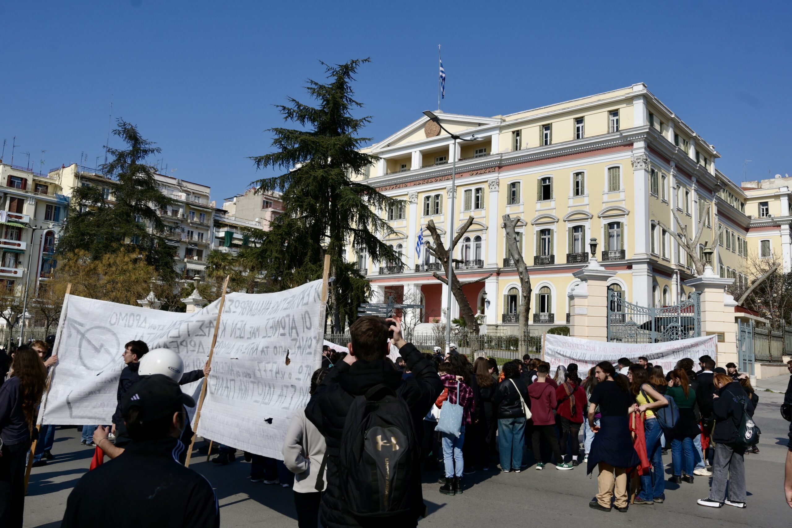 Θεσσαλονίκη: Καταγγελία γονιών ότι γυμνασιάρχης «έσκισε λίστα μαθητών ...