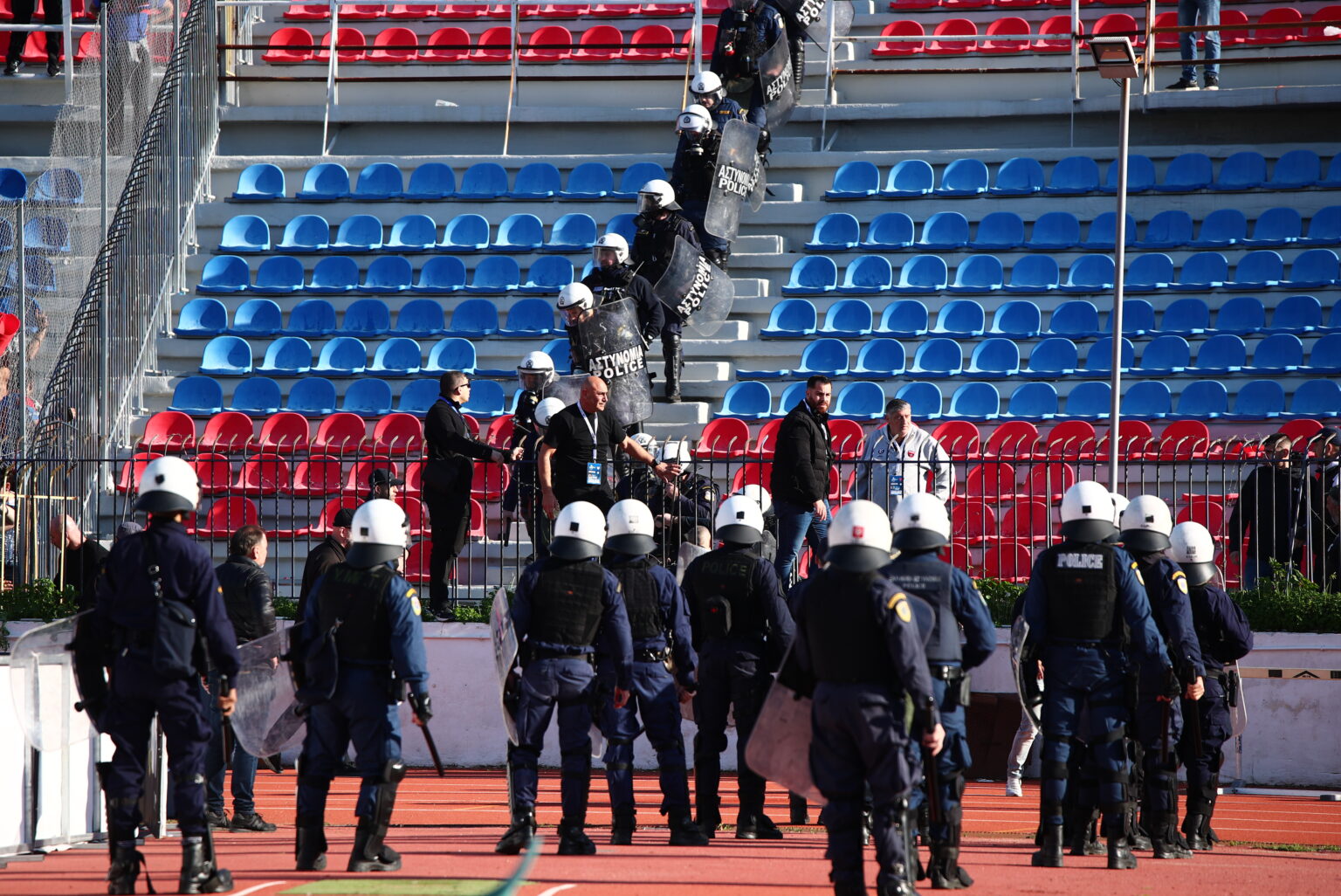 ΔΕΑΒ: Πρόστιμα σε Πανιώνιο και Καλαμάτα, κλείνει θύρα στη Ν. Σμύρνη για ...