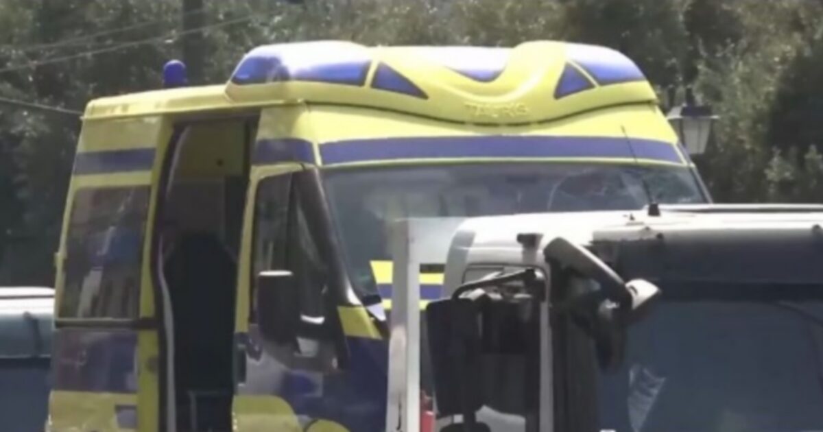 Δυο γυναίκες καταπλακώθηκαν από κολώνα μετά από σύγκρουση ασθενοφόρου ...