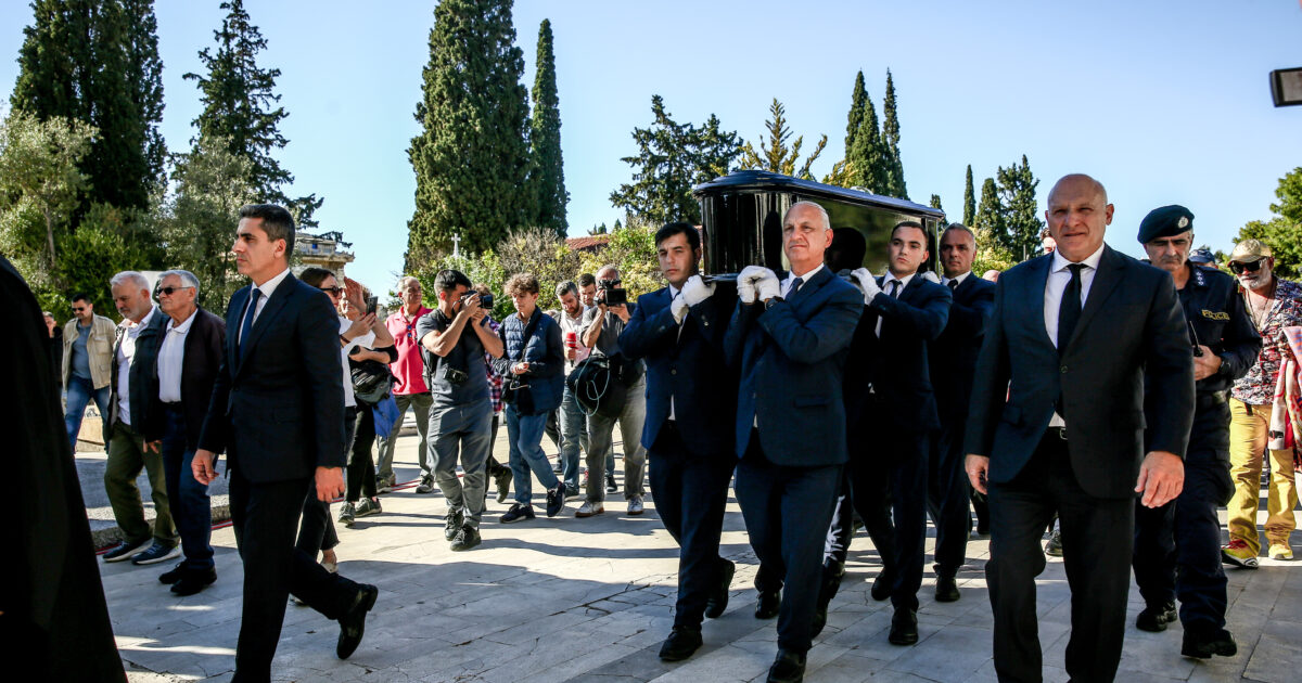 Με το “Ας κρατήσουν οι χοροί” στην τελευταία του κατοικία ο Διονύσης ...