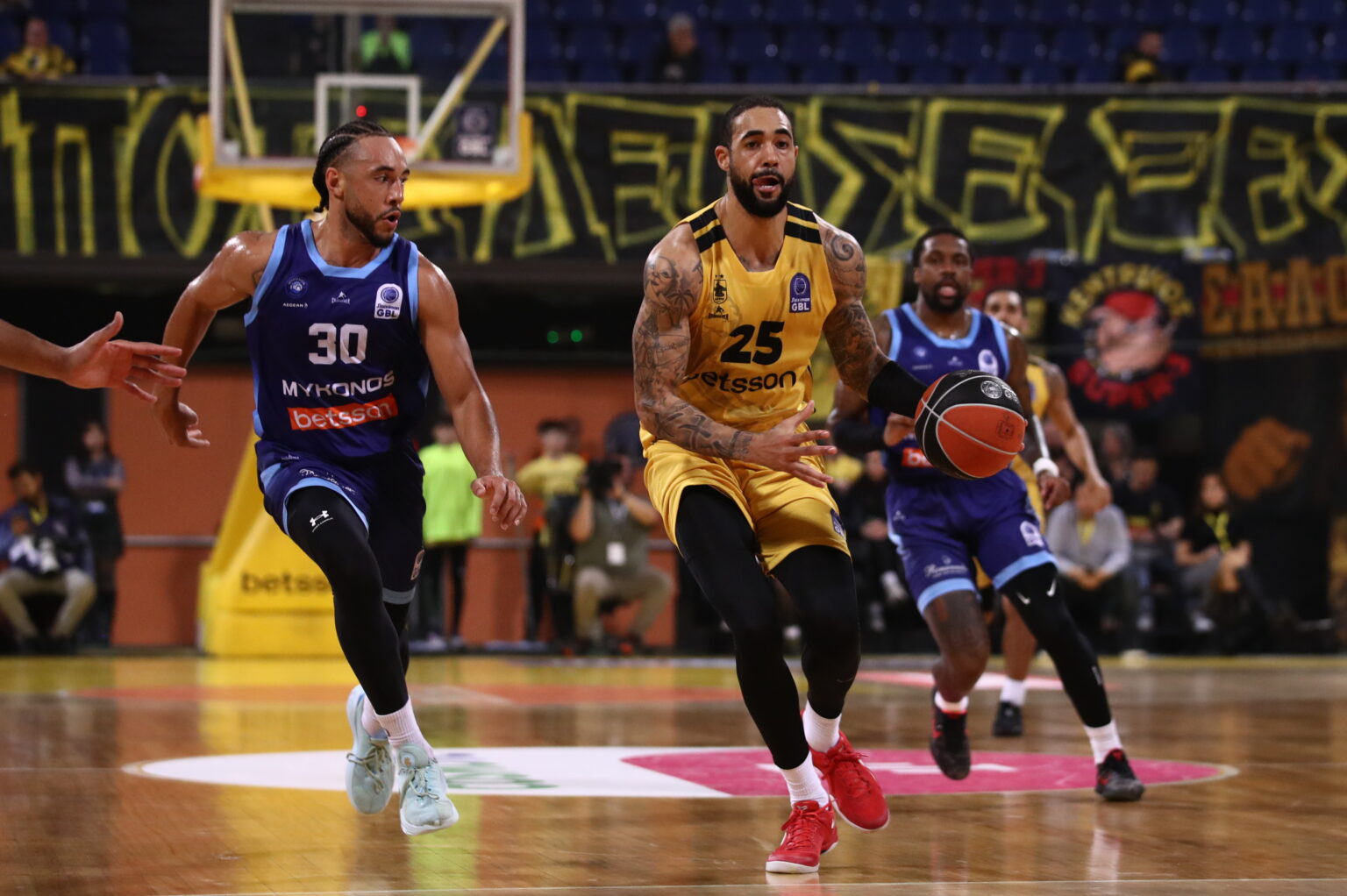 Η αναχώρηση του ΑΡΗ Betsson για Μύκονο (pics) - AllAboutARIS.gr